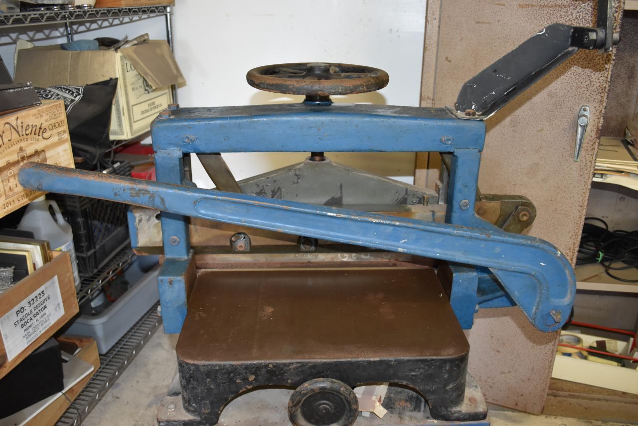 Lot #29: Challenge Paper Cutter 193 - Manual Operated on Original Base ...
